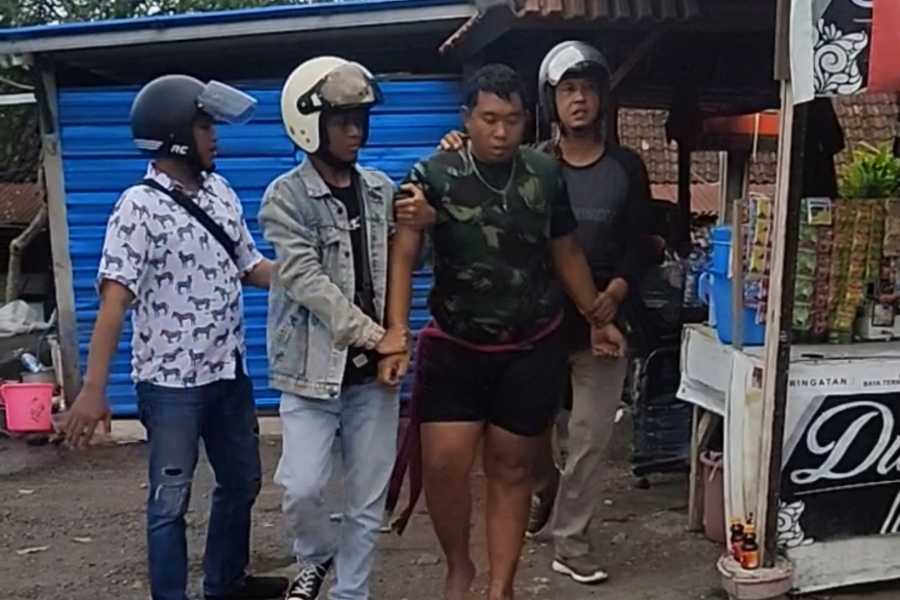 Pria Ngamuk Bawa Sajam Tusuk Pemotor, Polisi Sebut Ini Penyebabnya | BALIPOST.com
