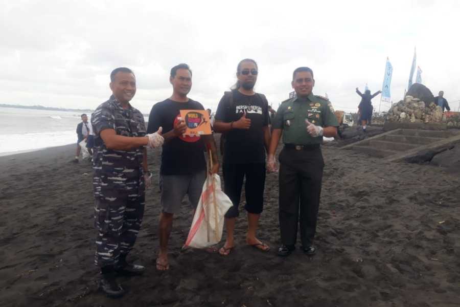 Rangkaian HUT Ke 77, TNI AL Bersih Pantai Lembeng 1 | BALIPOST.com Rangkaian HUT Ke 77, TNI AL Bersih Pantai Lembeng 1 | BALIPOST.com