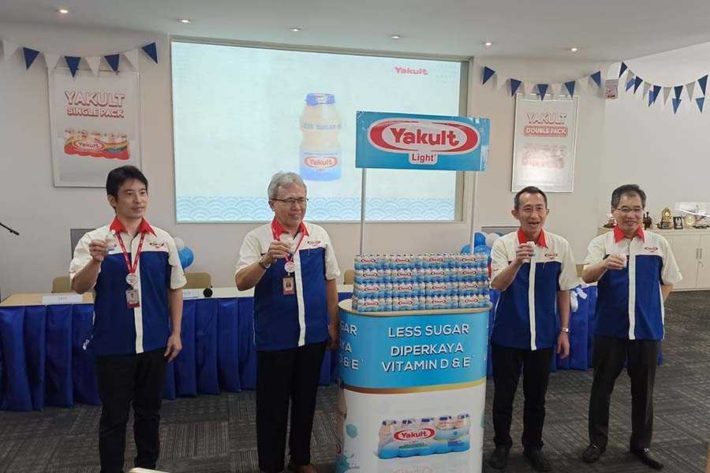 Yakult Light Diluncurkan, "Less Sugar" Diperkaya Vitamin D dan E ...