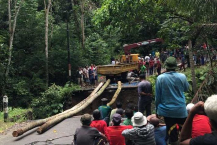 Akses Jalan Jebol, Warga Bangun Jembatan Swadaya | BALIPOST.com