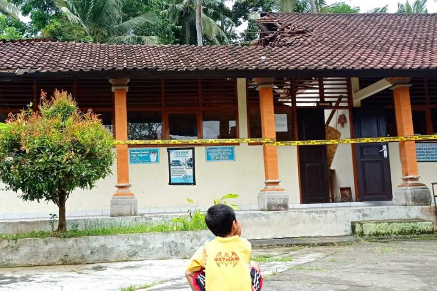 Atap Ruang Kelas SDN 3 Kukuh Jebol | BALIPOST.com