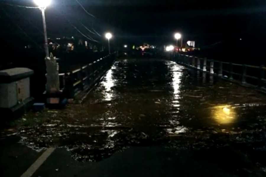 Banjir Bandang Terjang Jembrana, Arus Lalin Lumpuh dan Warga Mengungsi | BALIPOST.com