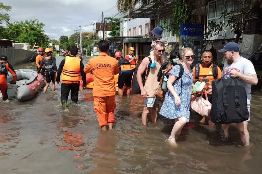Banjir di Seminyak Capai Ketinggian 1,5 Meter, Puluhan Wisatawan Dievakuasi | BALIPOST.com