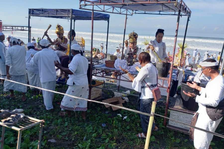 Banyu Pinaruh, Ratusan Warga Melukat di Pantai Pasut | BALIPOST.com