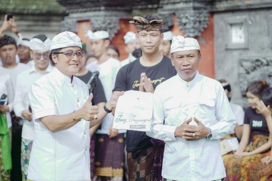 Bupati Giri Prasta Ikuti Prosesi Tradisi "Siat Tipat" di Desa Adat ...