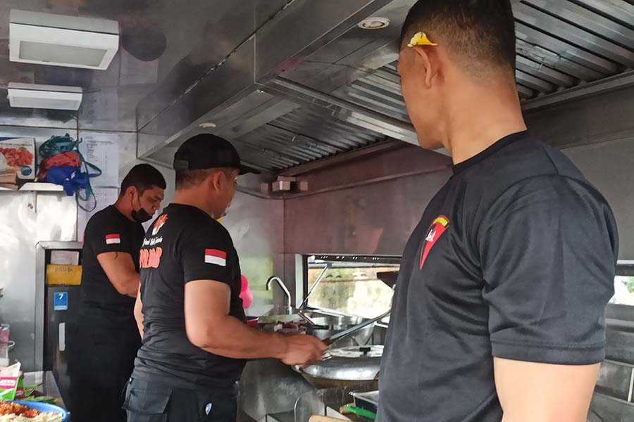 Dapur Umum Warga Terdampak Banjir Masih Beroperasi | BALIPOST.com