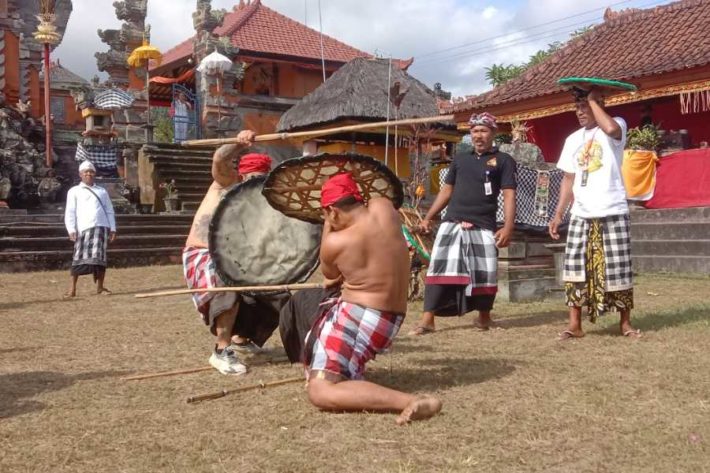 Gebug Ende, Kegiatan Sakral Desa Seraya "Nunas Sabeh" | BALIPOST.com