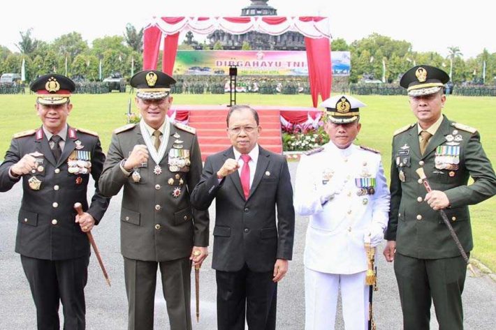Gubernur Koster Hadiri Upacara Peringatan HUT ke-77 TNI | BALIPOST.com