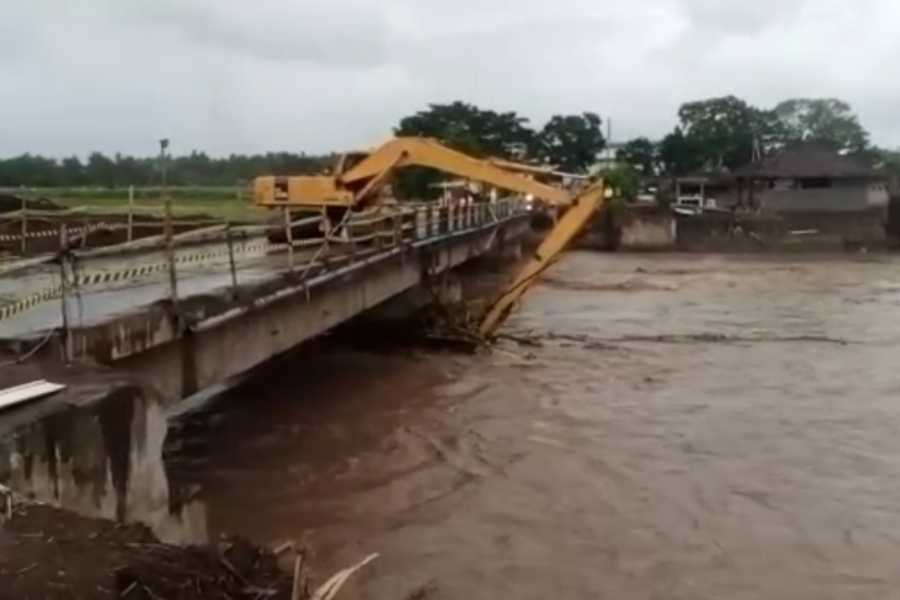 Hujan Mengguyur, Air Sungai Biluk Poh Naik Lagi | BALIPOST.com