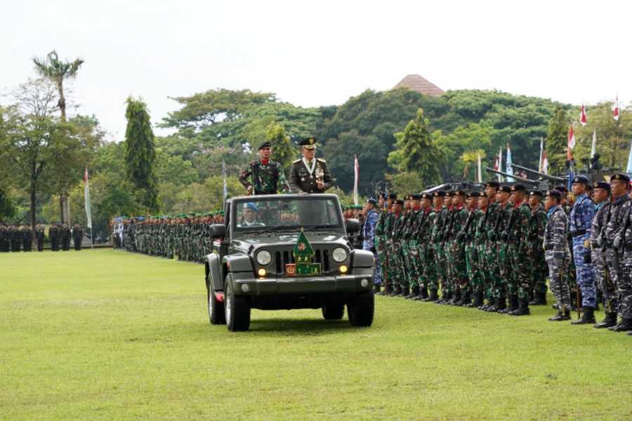 HUT ke-77 TNI, Pangdam IX/Udayana Serahkan 10 Rehab RTLH | BALIPOST.com