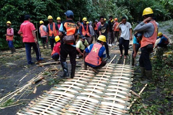 Jalan Putus, Petugas Gabungan dan Warga Bangun Jembatan Darurat | BALIPOST.com