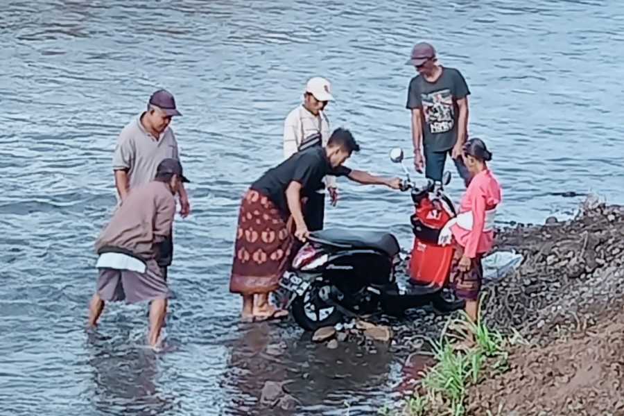 Jembatan Putus, Warga Nekat Seberangi Sungai | BALIPOST.com