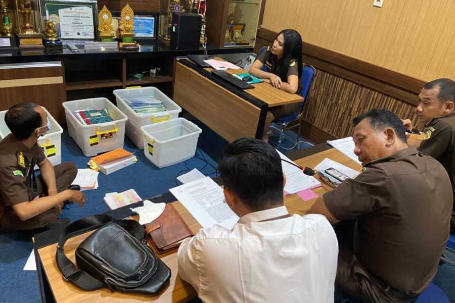 Kasus Tipikor LPD Anturan, Penyidik Limpahkan Tersangka dan Barang Bukti | BALIPOST.com