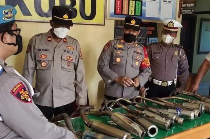 Polsek Kubu Amankan Puluhan Knalpot Brong | BALIPOST.com