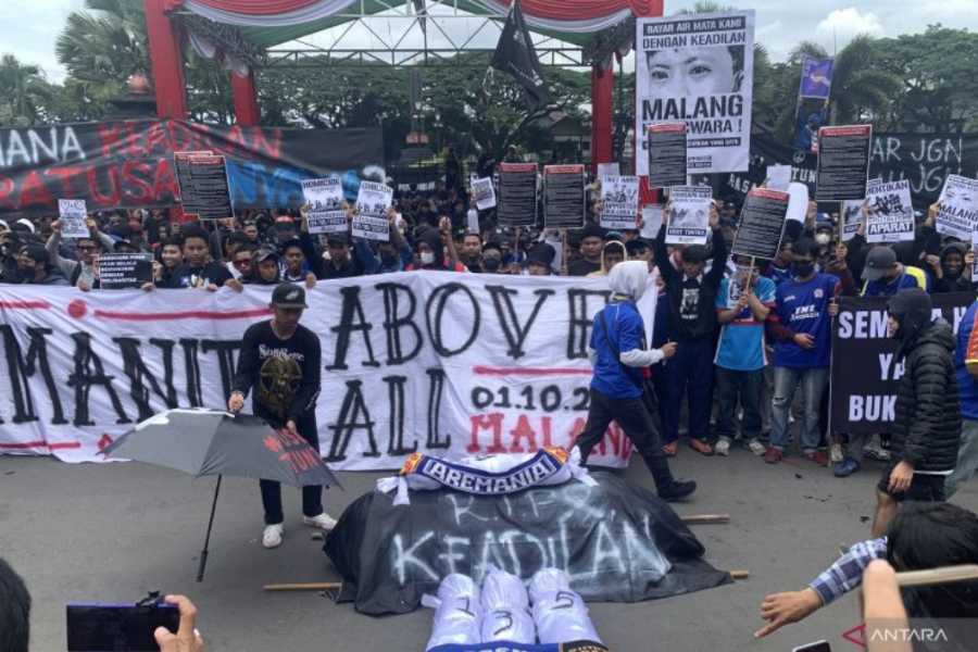Ribuan Aremania Gelar Aksi Damai | BALIPOST.com Ribuan Aremania Gelar Aksi Damai | BALIPOST.com