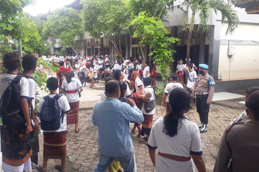 Sejumlah Siswa SMPN 5 Denpasar Kerauhan | BALIPOST.com