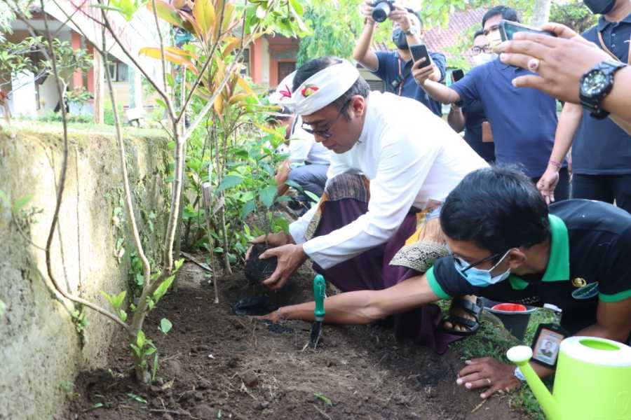 Tekan Inflasi, Siswa di Denpasar Ramai-ramai Tanam Cabai | BALIPOST.com