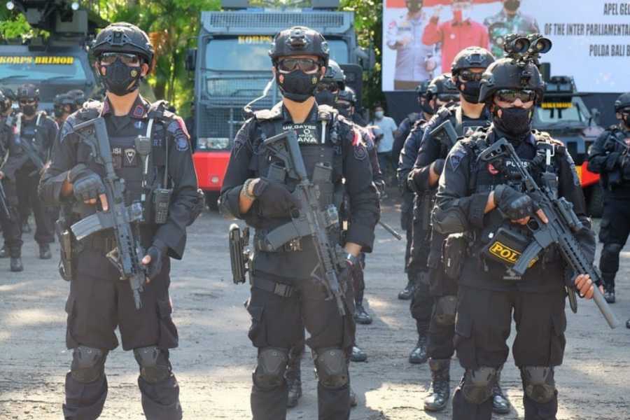 Bersenjata Lengkap, Pasukan Brimob BKO Tiba di Bali | BALIPOST.com
