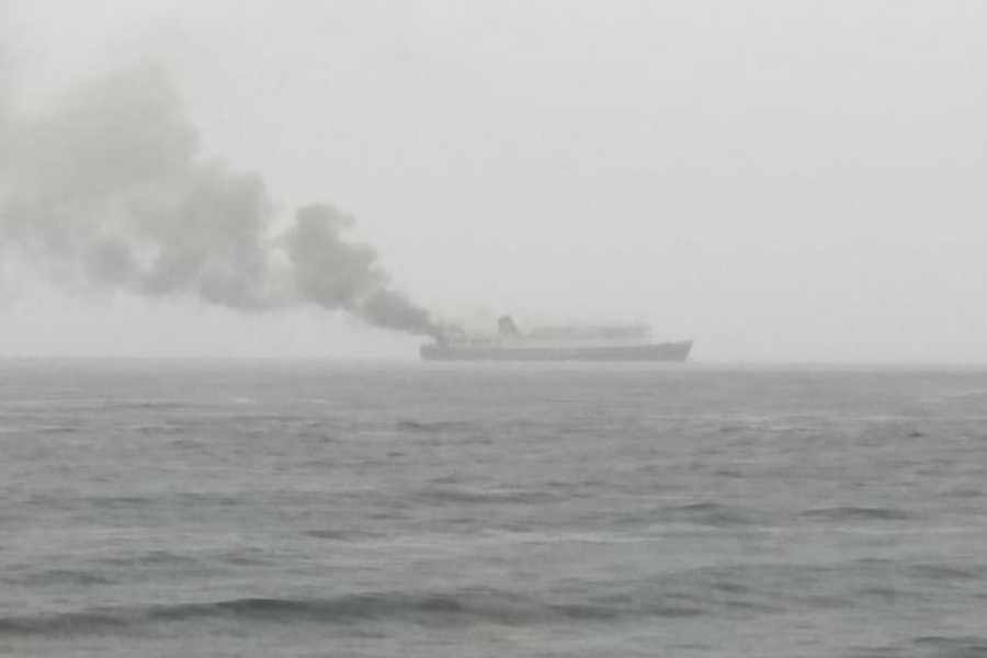 Diduga Kebocoran Bahan Kimia, Kapal Mutiara Timur 1 Keluarkan Asap di ...