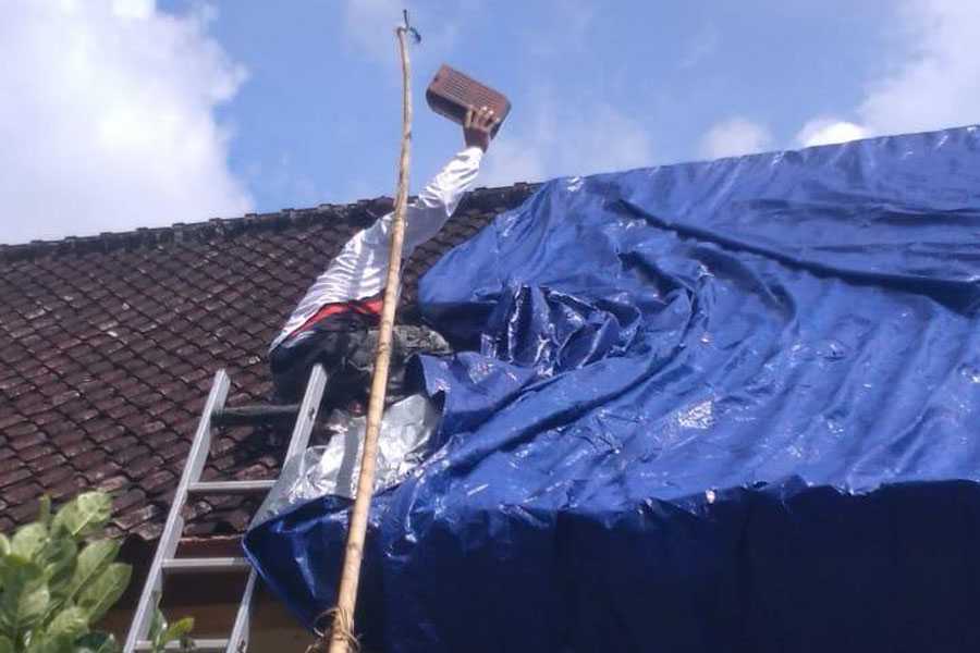 Atap Sekolah Jebol Ditutup Terpal, Disdikpora Sarankan Perbaikan Pakai ...