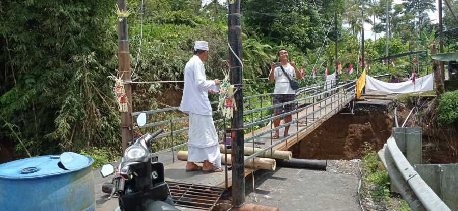 Jembatan Darurat Terpasang, Jalan Putus Marga Apuan Bisa Dilalui Motor ... Jembatan Darurat Terpasang, Jalan Putus Marga Apuan Bisa Dilalui Motor ...