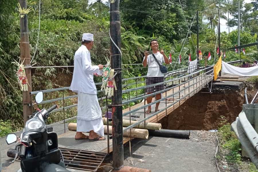 Jembatan Darurat Terpasang, Jalan Putus Marga-Apuan Bisa Dilalui Motor | BALIPOST.com