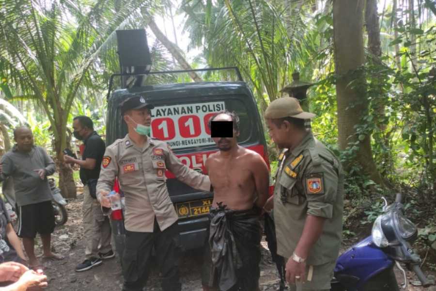 Ngamuk Bawa Batu hingga Lempari Petugas, ODGJ Diamankan | BALIPOST.com