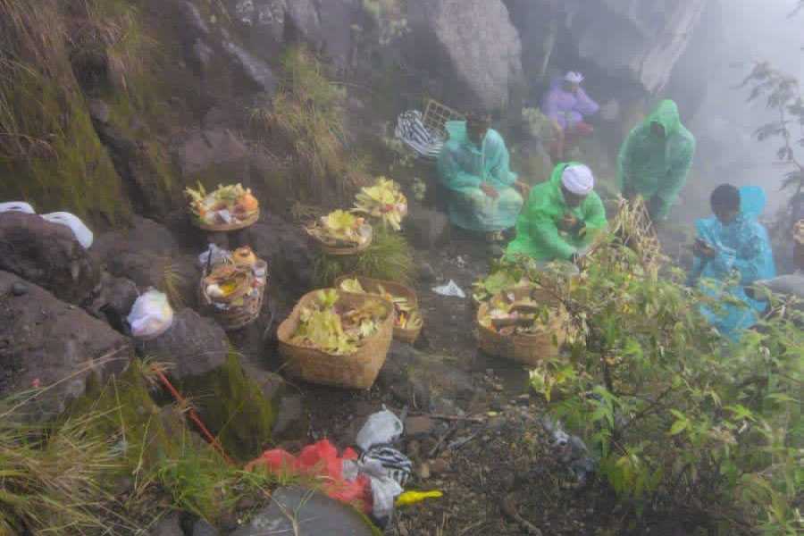Pascameninggalnya WN AS, "Pangrapuh" Digelar di Gunung Agung | BALIPOST.com