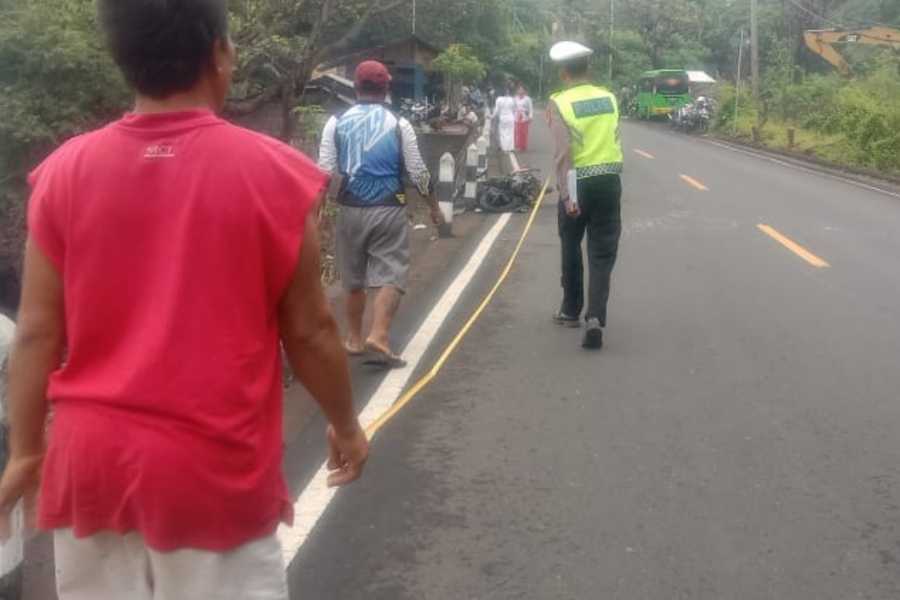 Pemotor Tewas Tabrak Minibus di Jalan Singaraja-Amlapura | BALIPOST.com