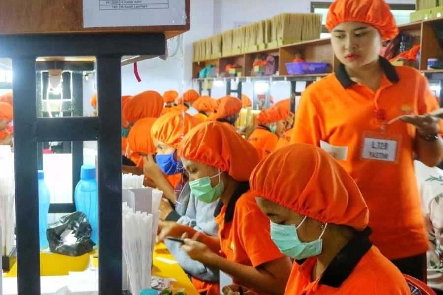 Ratusan Karyawan Pabrik Pelintingan Kulit Rokok Dirumahkan | BALIPOST.com