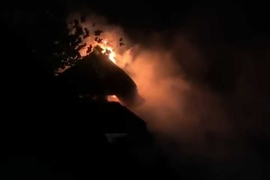 Sulinggih Sebut Ini Maknanya, Pura Terbakar saat "Blood Moon ...