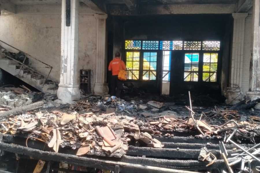 Tim Labfor Polda Bali Olah TKP Kebakaran Toko Cakra | BALIPOST.com