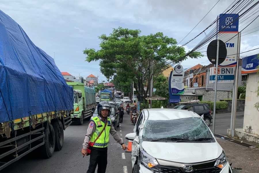 Dua Mobil Tabrakan, Sejumlah Orang Luka-luka | BALIPOST.com