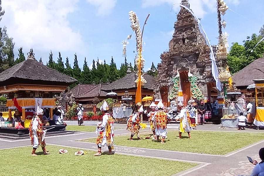 Enam Sulinggih Puput Piodalan di Pura Penataran Agung Ulun Danu Beratan ...