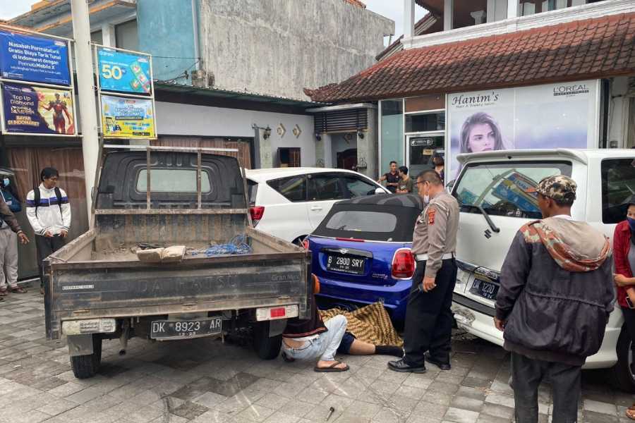 Pick-up Tabrak Sejumlah Kendaraan Parkir, Satu Tewas | BALIPOST.com