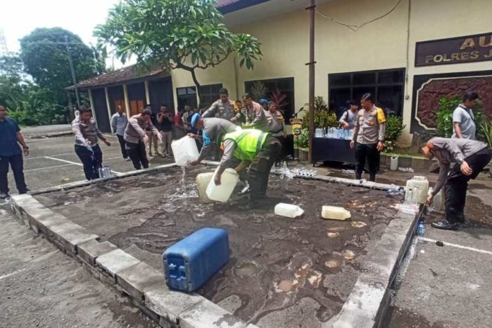 Polres Jembrana Sita Ratusan Liter Arak | BALIPOST.com