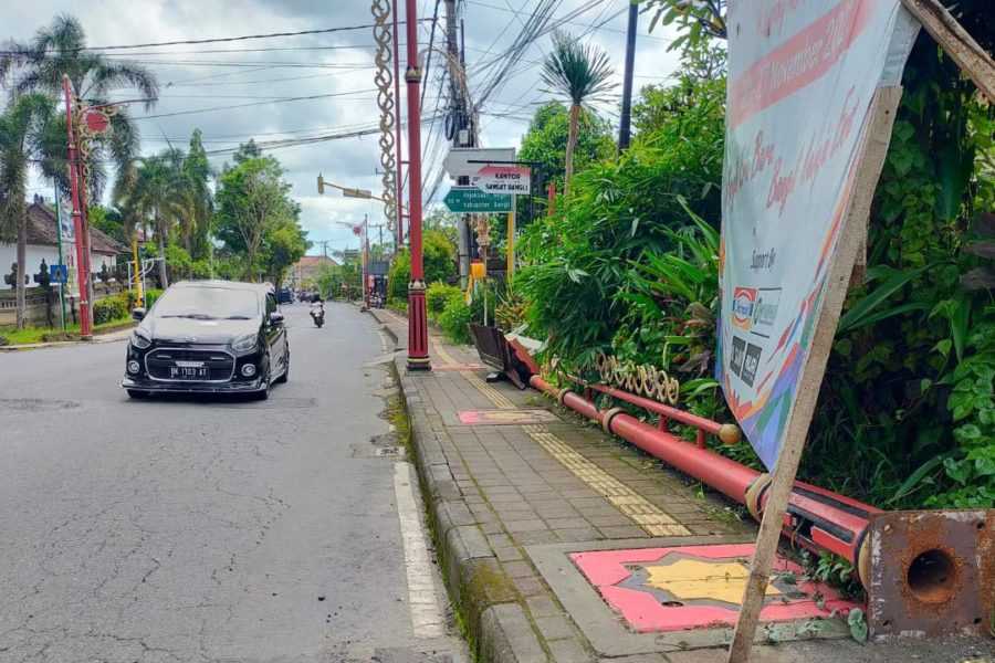 Beberapa Tiang PJU Tergeletak Di Pinggir Jalan 1 | BALIPOST.com