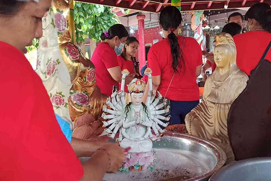 Jelang Imlek, Vihara Dharmayana Kuta Bersih-bersih Rupang | BALIPOST.com