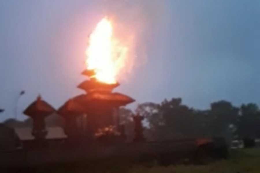 Meru Pura Puseh Desa Adat Tamanbali Terbakar | BALIPOST.com
