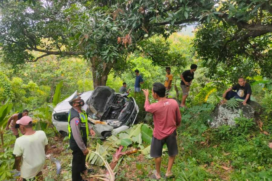 Mobil Berisi Rombongan WNA Terperosok di Jalur Tigawasa, Nyaris Terjun ...