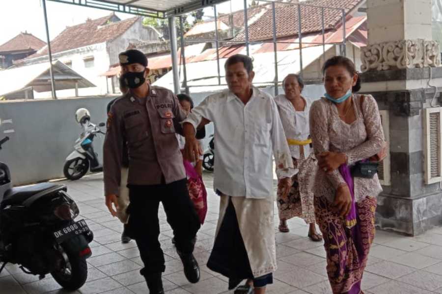 Pulang Sembahyang di Pura Dalem Puri, Mobil Rombongan "Pemedek" Oleng ...