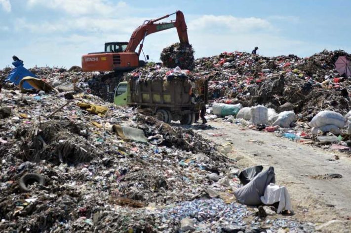 Akses Jalan di TPA Rusak, Sampah di Depo Meluber hingga ke Jalan | BALIPOST.com