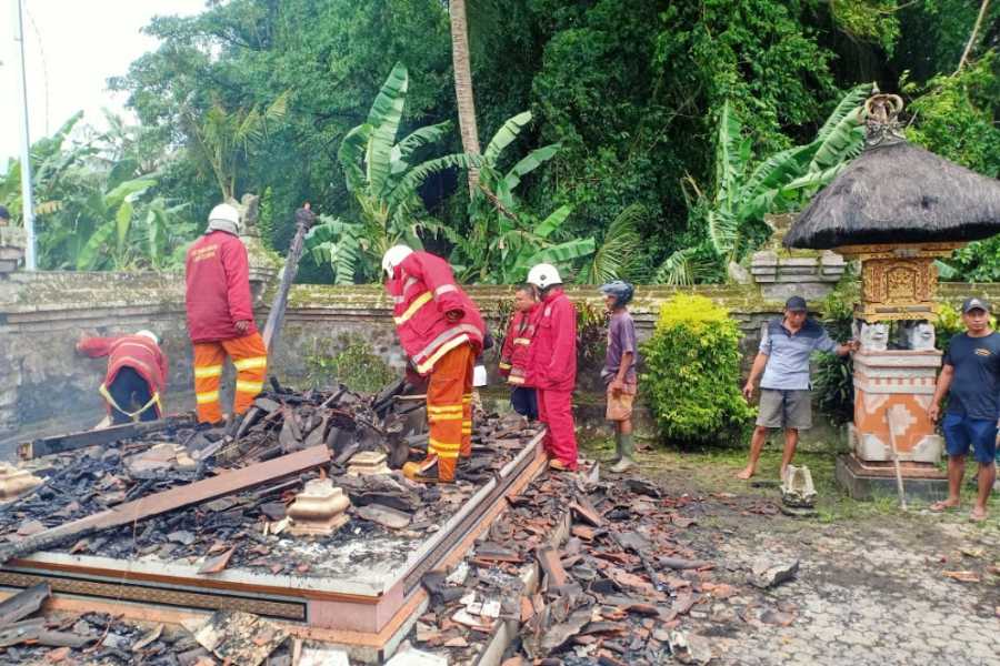 Bale Piyasan di Pura Dalem Batur Sari Buduk Terbakar | BALIPOST.com