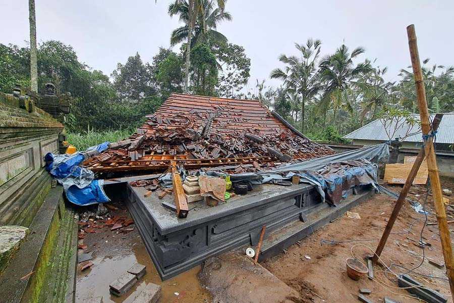 Dihantam Hujan Deras, Bale Pesandekan Pura Dadia Gelgel Roboh ...