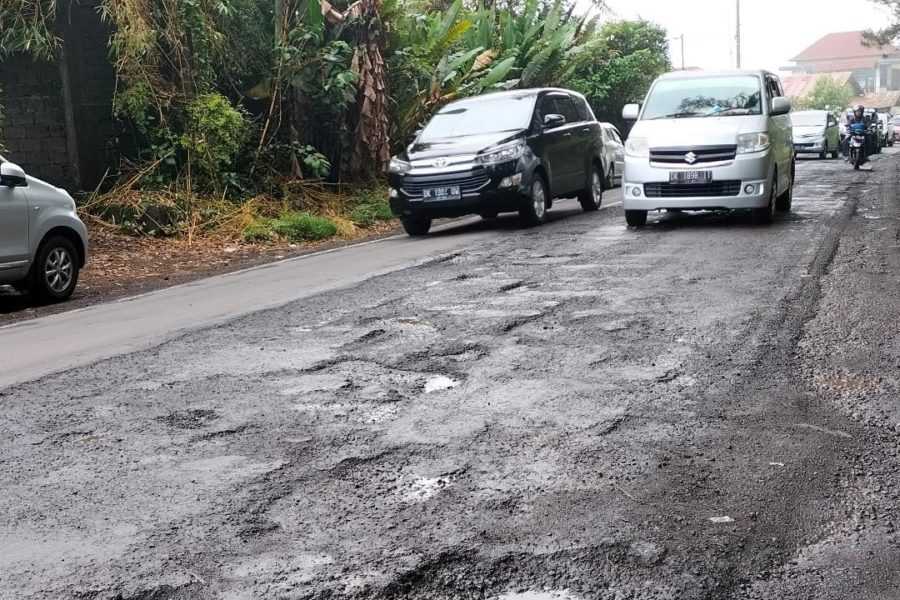 Rusak Berlubang, Jalan Kintamani -Buleleng Banyak Dikeluhkan | BALIPOST.com