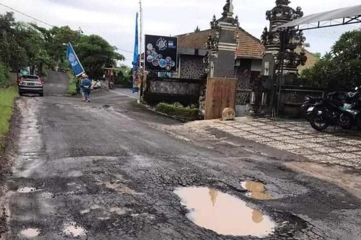 Rusak, Warga Berharap Jalan Akses Pariwisata Amed-Seraya Diperbaiki | BALIPOST.com