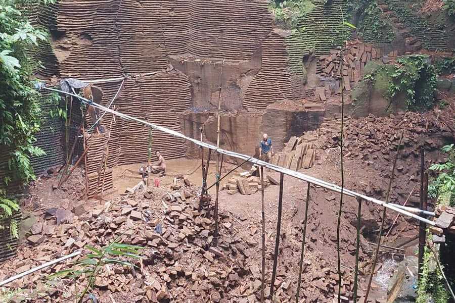Satpol PP Hentikan Aktivitas Penambangan Batu Padas | BALIPOST.com