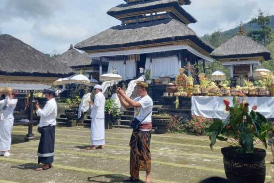 Buntut Wna Turunkan Celana Di Puncak Gunung Agung Desa Adat Besakih Akan Gelar Upacara
