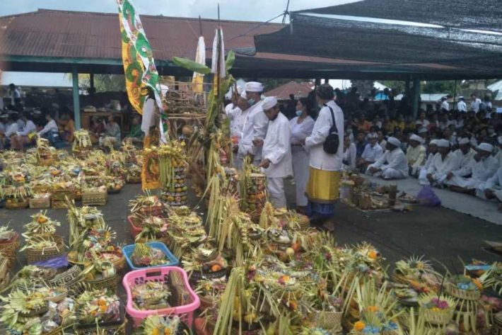 Desa Adat Bila Bajang Lestarikan Kesenian Sakral Baris Dabdab Darma ...