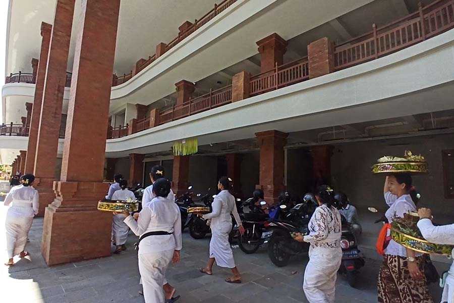 Desa Adat Kuta ”Mlaspas” Pasar Seni Kuta | BALIPOST.com